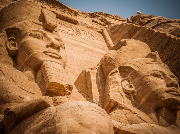 استكشاف آثار مصر الفرعونية: تجربة ساحرة في عالم التاريخ والحضارة ...